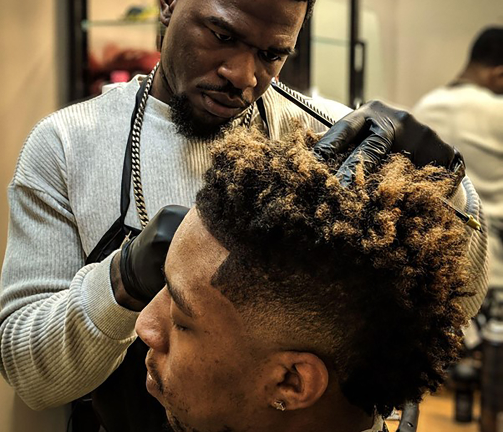 Comment avoir des cheveux bouclés afro homme?