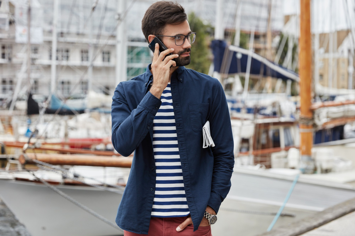 Comment associer une marinière pour homme pour un look moderne