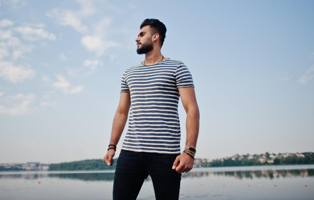 Comment associer une marinière pour homme pour un look moderne