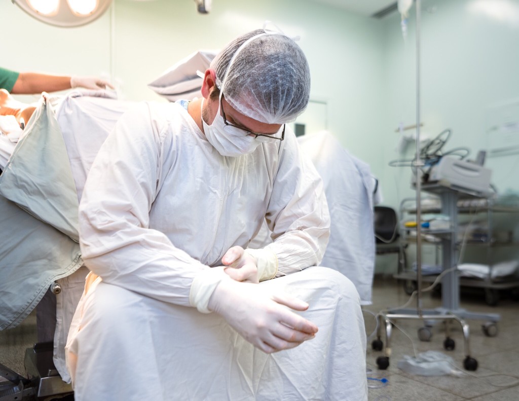 Quels sont les moyens de protection du personnel de bloc opératoire