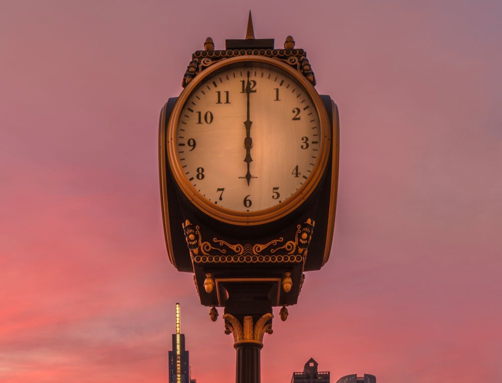 Heure miroir 18h18 : la signification de l'heure miroir 18:18
